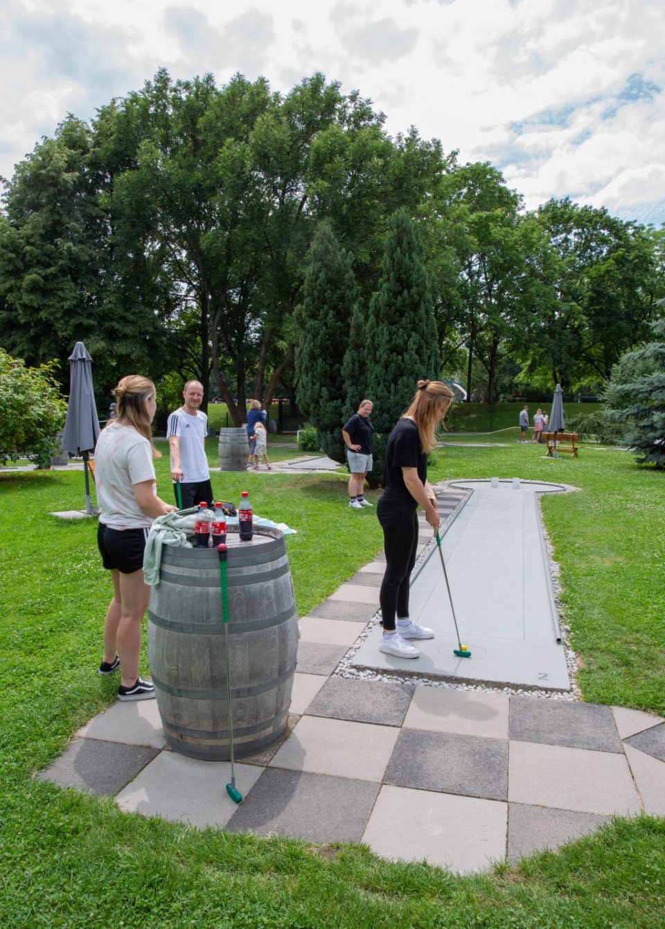 Draußen-Sportarten: Minigolf im Mainzer Volkspark - sensor Magazin - Mainz